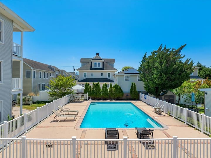 Crest Condo With Sparkling Pool & Tropical Vibes - Wildwood Crest, NJ