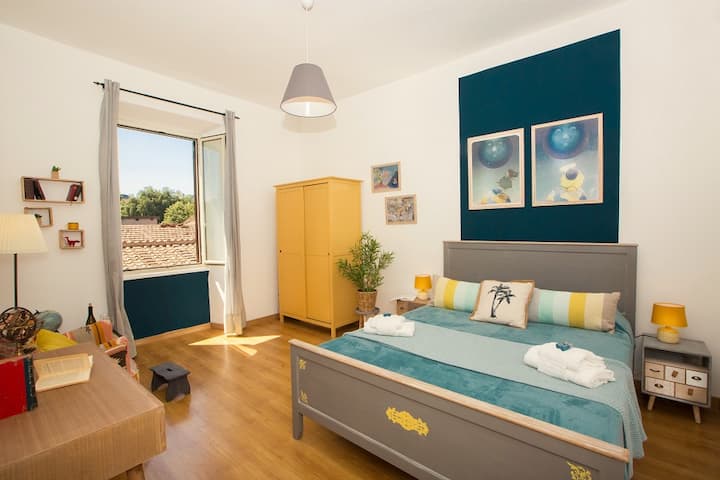 Walk To Art Galleries From A Colorful Trastevere Apartment - Roma