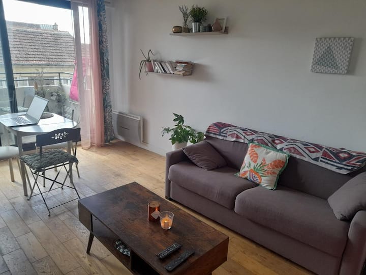 Asnières Sur Seine: Charmant Studio Avec Balcon - Asnières-sur-Seine