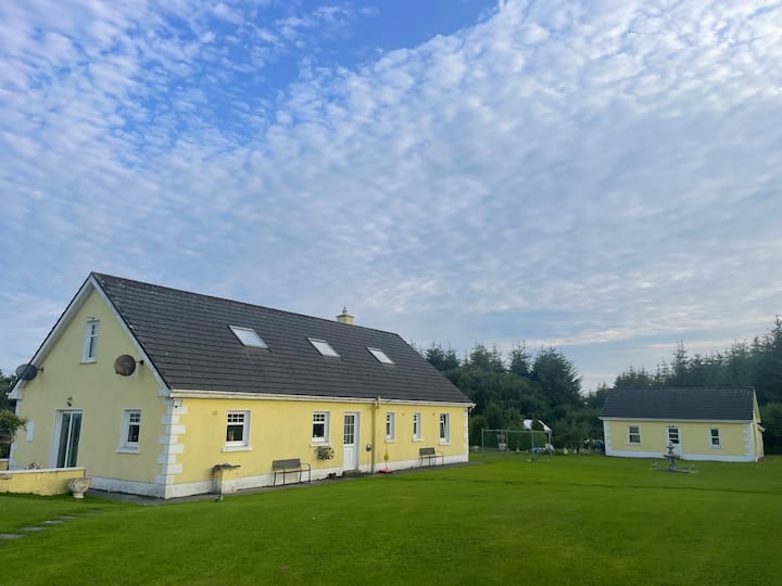 Bob's Bnb For Bikers. Twin Room. Everybody Welcome - Ennis