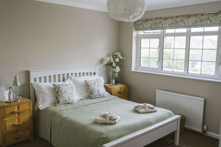 Work & Family Friendly – Free Wi-fi + Parking - Chippenham