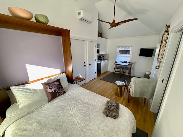 Modern Rockridge Studio With Private Deck - Oakland, CA