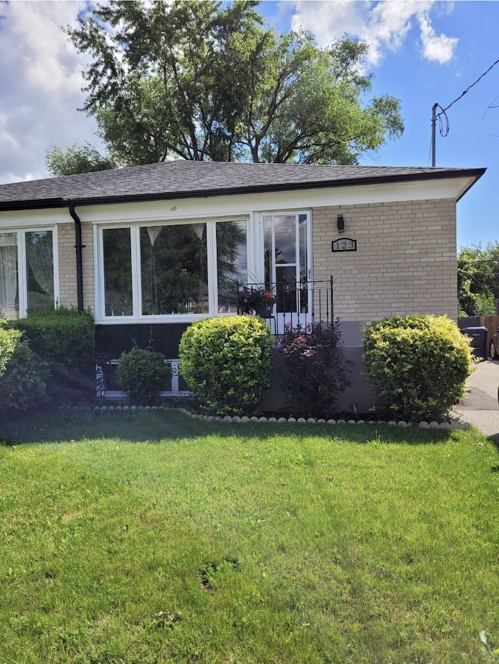 Kozeee Space/ Near Public Transit & Parks - Toronto