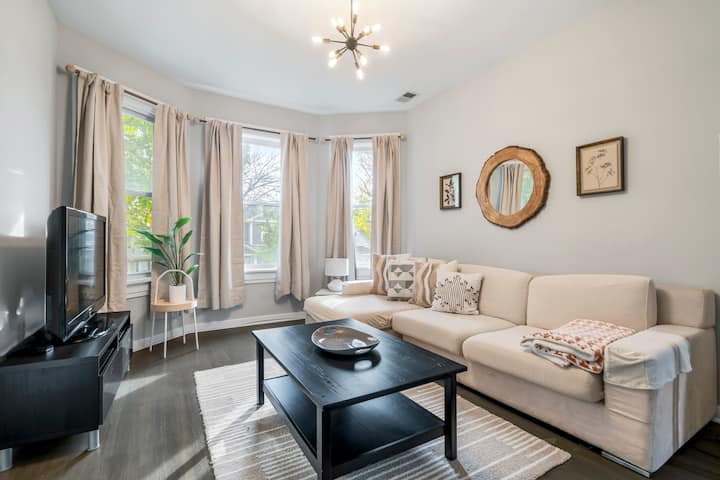 Bright & Renovated Duplex W/ Backyard - Sleeps 10! - Skokie, IL