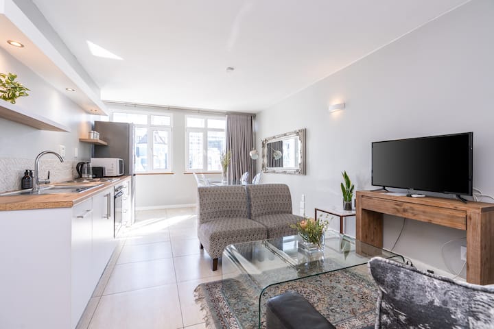 Charming + Central 1bed | Aircon | Washing Machine - Camps Bay