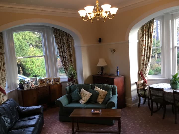 Large Double Bedroom With Adjacent Bathroom - Lincoln