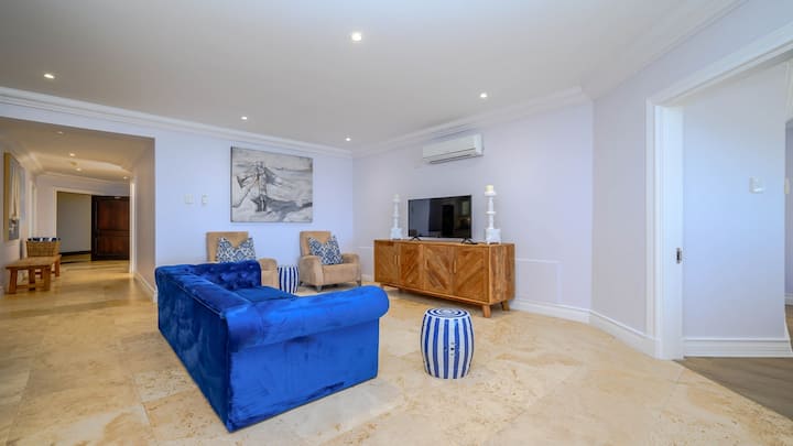 Magnificent Upmarket Beachfront Apartment - Dolphin Coast