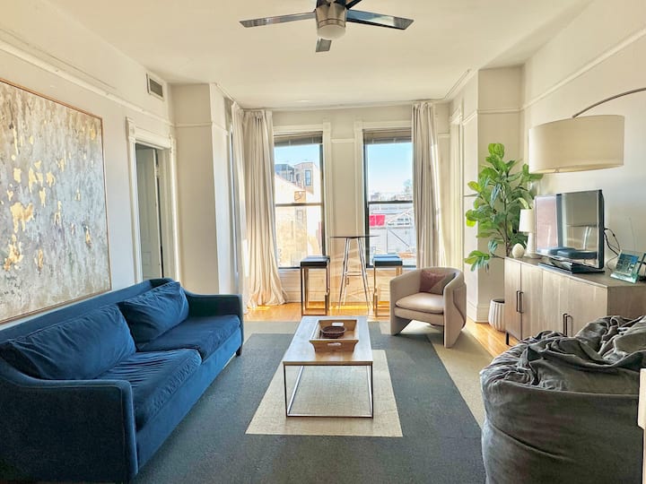 Great Location! Spacious And Stylish Residence! - Chicago, IL