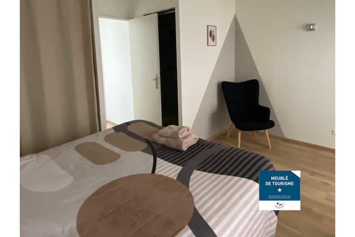 Petite Maison De Bourg " Le Château" - Classé 1* - ibis Issoire