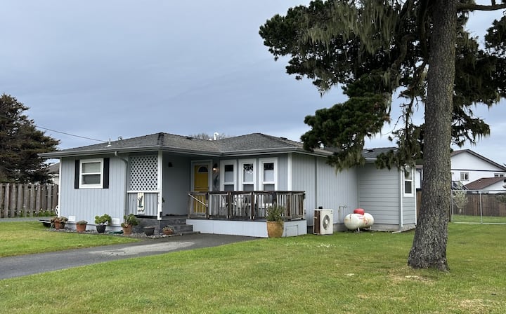 Whale Watch Cliff Cottage - Crescent City, CA