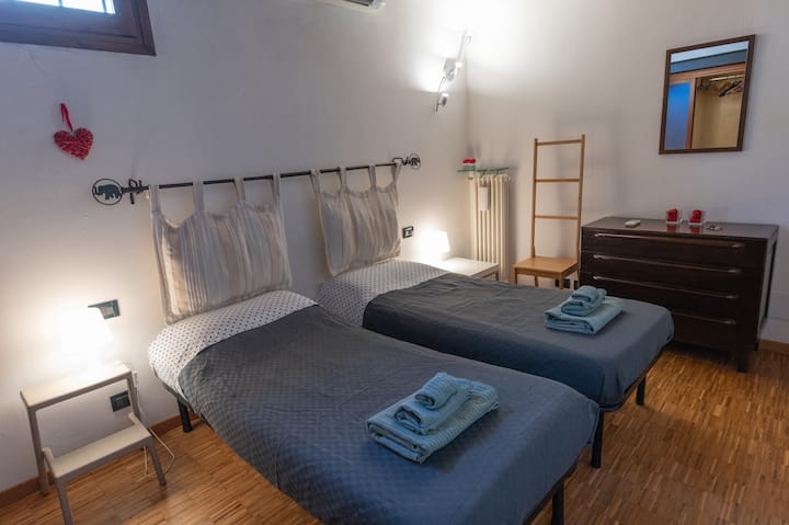 2 Beds - 1 Room - Top Floor - No Elevator - Florence