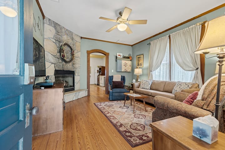 Cozy Cottage  | Near Wineries | Sleeps 6 | Hot Tub - Grape Creek Vineyards, Fredericksburg