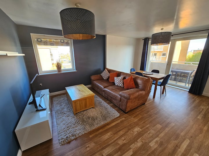 Modern 1-bedroom Cardiff Flat With River Views - Cardiff