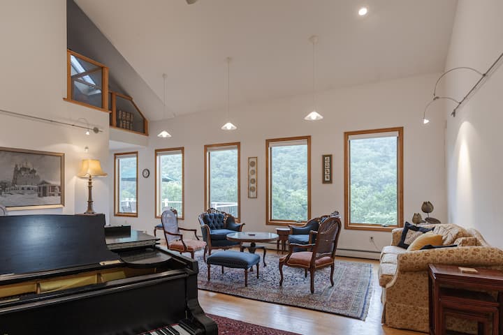 Spacious Brattleboro Home On River, Walk To Town - Brattleboro, VT