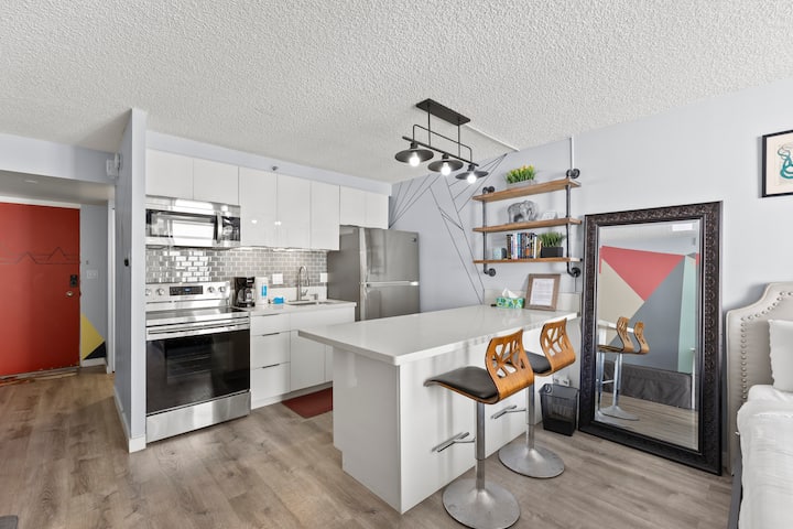 New Modern Studio In Waikiki + Free Parking + Pool - Honolulu