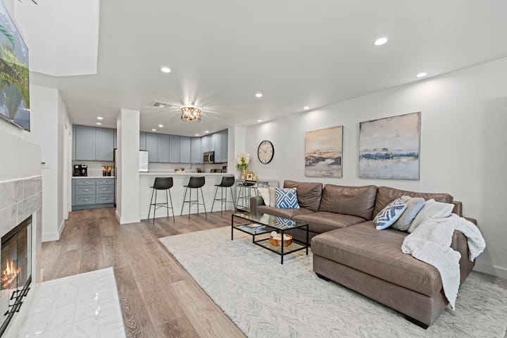 Newly Remodeled Light And Bright 2/2.5 Townhouse - Calabasas, CA