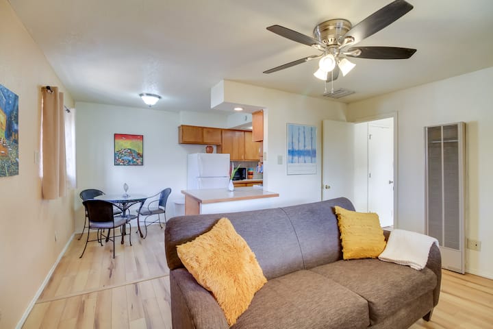 Convenient Work/play Overlooking Garden - Albuquerque, NM