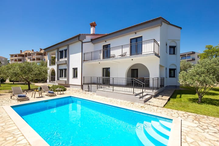 Premium Villa - Pool, Big Garden, Seaside Town - Krk