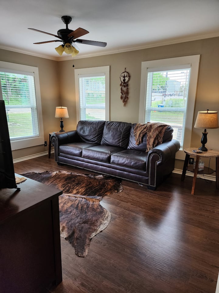 Miss Cathy's Guesthouse - Downtown Bandera - Bandera, TX