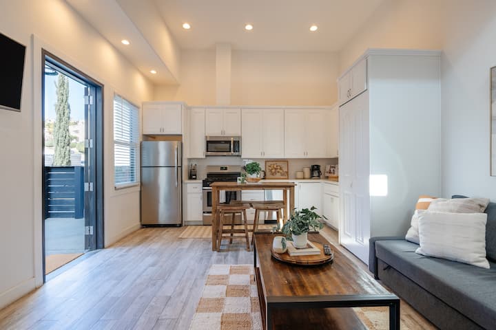 Chic Side-by-side Units: Perfect For Groups! - San Diego Airport (SAN)