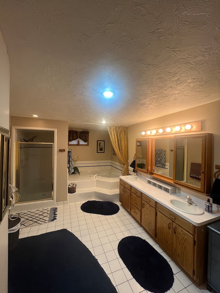 Spacious Apartment W/ Private Bedroom. (1) - Idaho Falls, ID