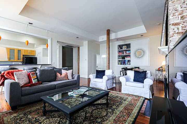 Romantic & Picturesque Views Downtown Riverfront - Savannah, GA