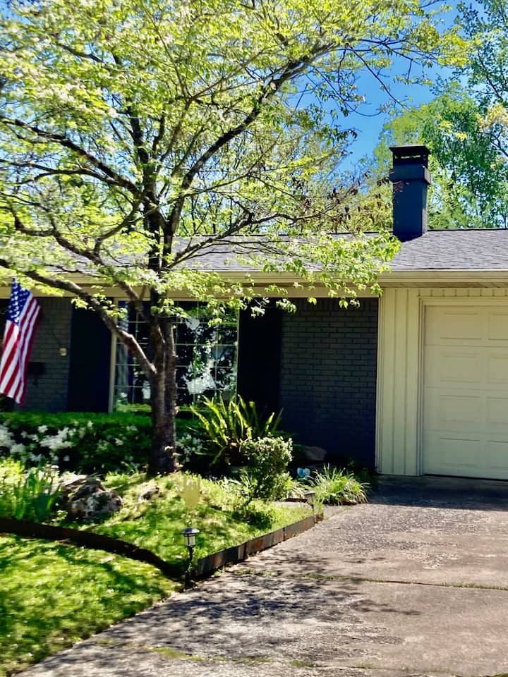 Quaint Clean Mid-century Haven Wooded Lr Area - Little Rock, AR