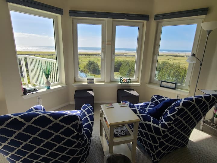 Beachfront Condo With Amazing Ocean Views - Seaview, WA