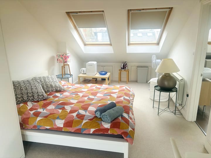 Fabulous Light-filled Loft Room - Fulham
