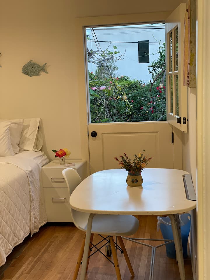 Santa Monica Oasis, Pet-friendly + Luggage Hold - Santa Monica, CA