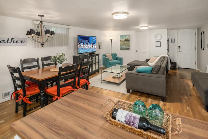 New 2 Bdrm Airport/ Downtown Seattle, Pvt Modern - SeaTac, WA