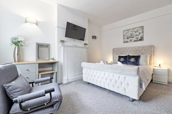 Stylish High Street Apt W/ Private Terrace - Romford