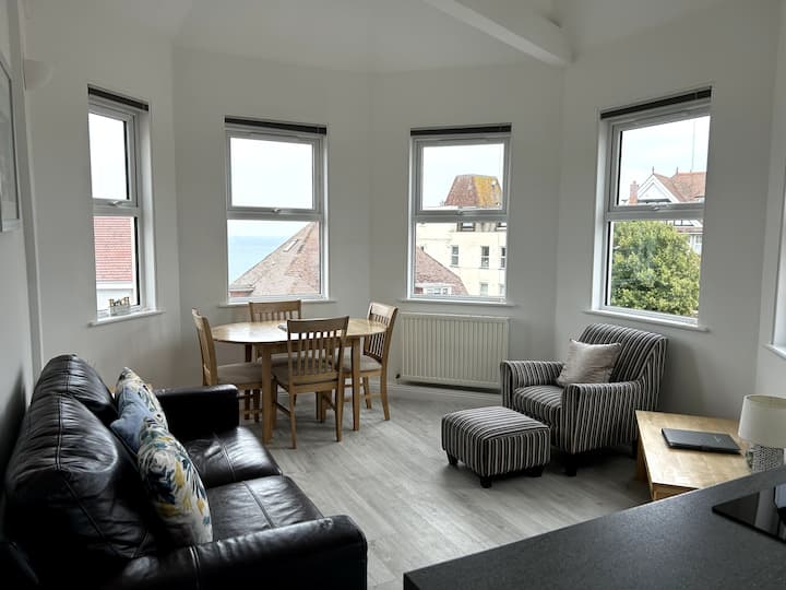 Top Floor Sea View Apartment, Near Beach & Parking - Swanage