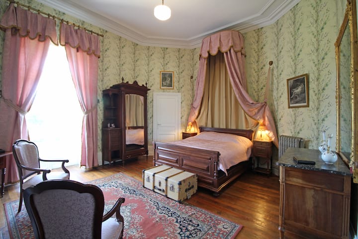 Domaine De Bort: La Chambre Mauve - Puy du Fou