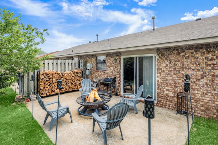 Near Razorback Stadium & Attractions | Firepit - Springdale, AR