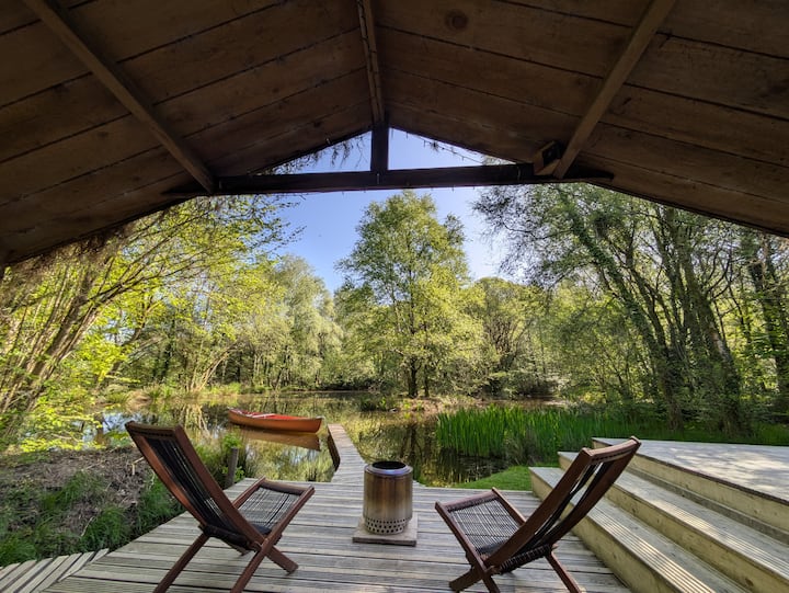 Tranquil Cabin With Private Lake, Canoe & Hot Tub! - North Wales