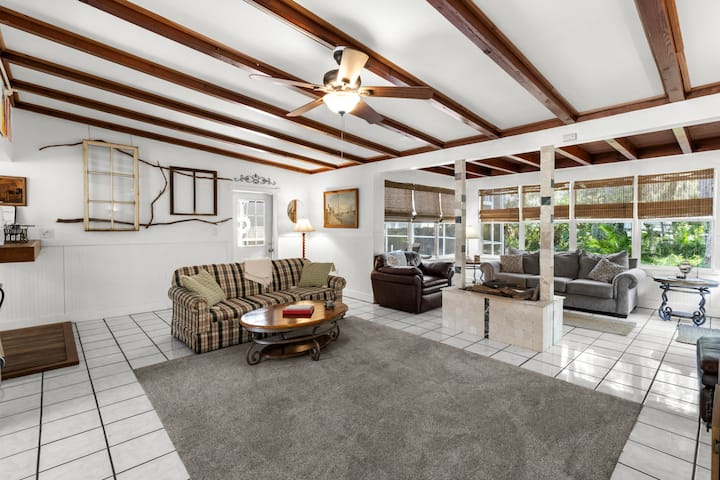 Cozy Cottage! “ Steps Away From Kings Bay!” - Crystal River, FL