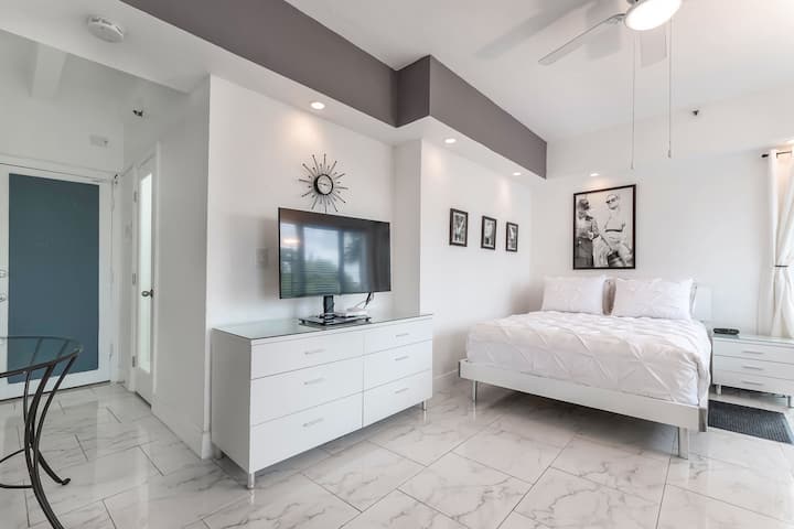 South Beach Mantell Plaza. 1 Block To Beach. 336 - Miami Beach, FL