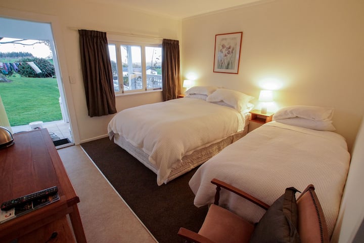 Karapiro Garden Cottage - Tui Room (1 Of 3) - Putāruru