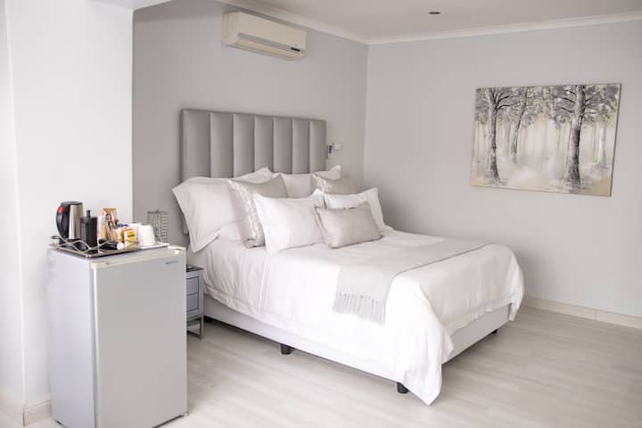 Spacious Luxury Room, Secure Area, Wi-fi, Solar - Centurion