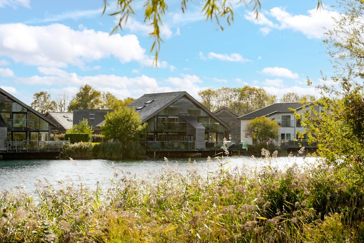 Libelle | Lakeside Retreat With Hot Tub & Kayak - Cirencester
