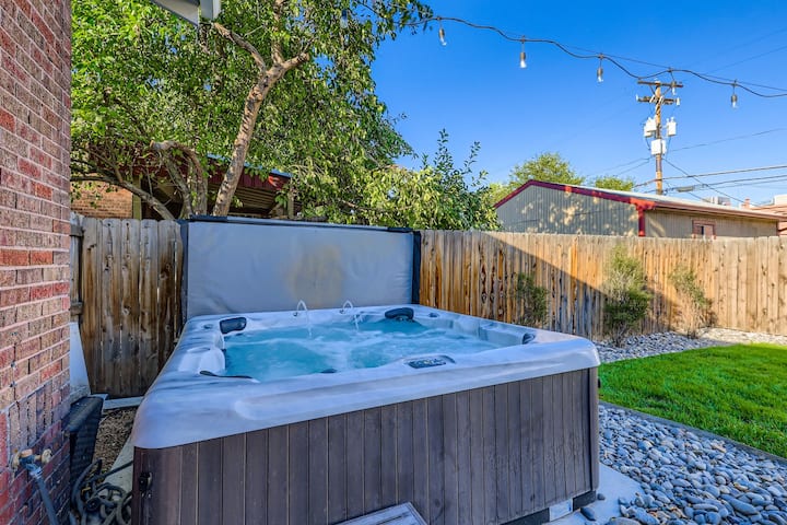 Hot Tub & Fabulous Yard! Near Du & Levitt! - Denver, CO