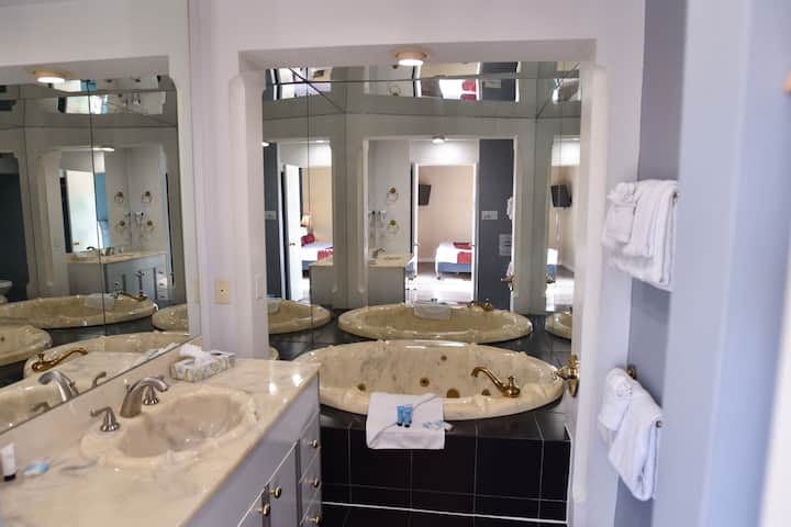 30 - Large Jacuzzi Suite 1br, 2 Bath, Kitchen - Palm Springs, CA