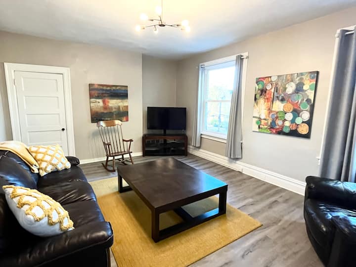 Light-filled 2br 1ba King And Queen Beds - Pittsburgh, PA