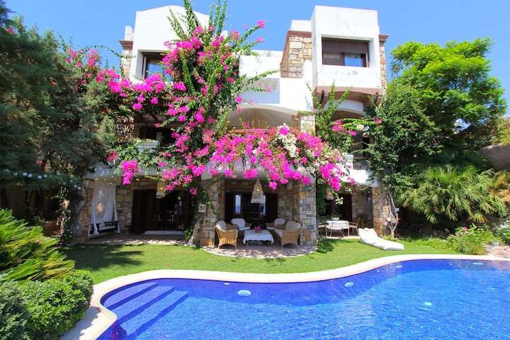 Otantik Villa With Amazing Castle And Seaview - Gümbet