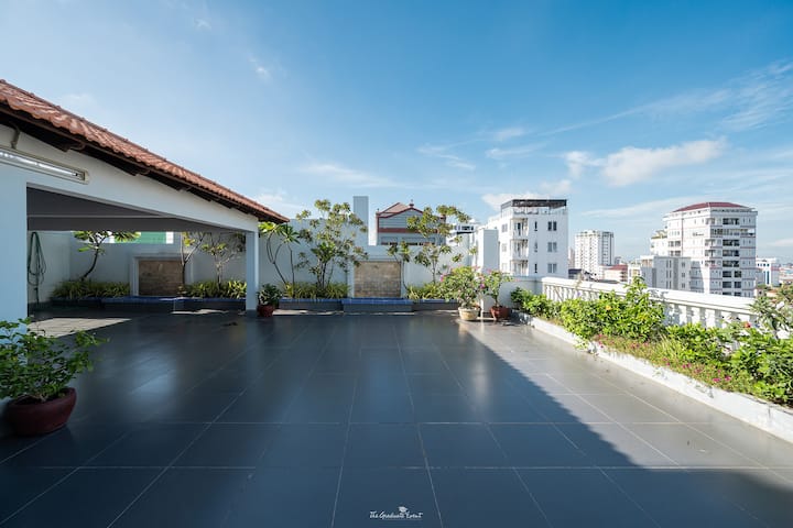 Hardwood Floor Studio Apartment With Balcony - Phnom Penh