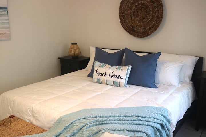 Charming Pompano Beach Retreat Steps From Beach - Pompano Beach, FL