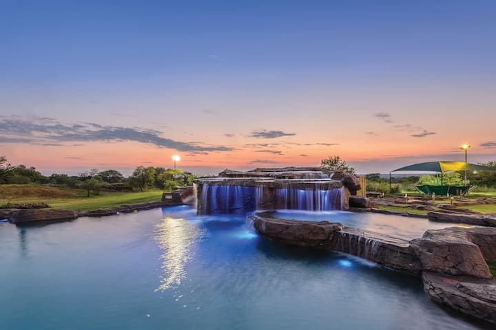 The Kingdom - Four Bedroom Villa With Splash Pool - Sun City