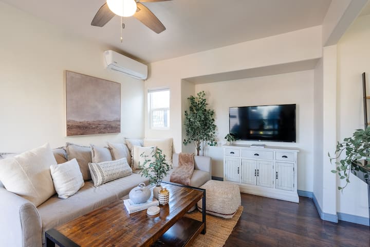 Walk Everywhere! Super Central 1br W/ Sunny Patio - San Diego, CA