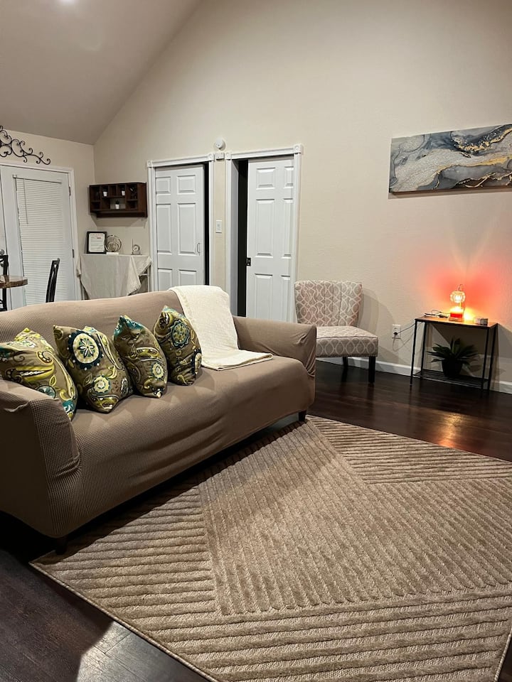 Cozy Private Guest House - Wild Stallion Vineyards, Spring